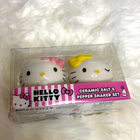 Kitchen | Hello Kitty Salt And Pepper Shaker Set | Poshmark